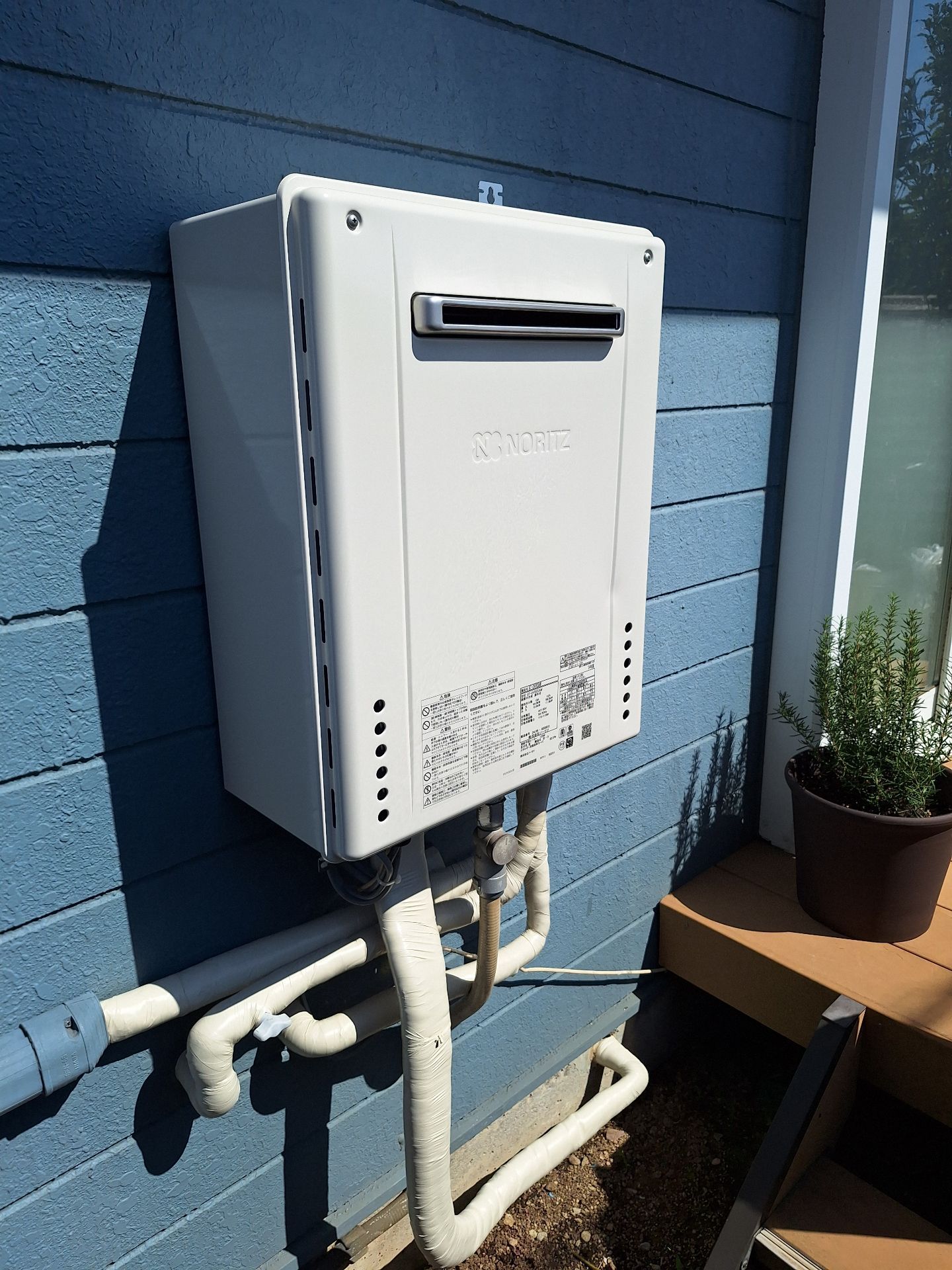 神奈川県横浜市旭区ガス給湯器>交換工事施工事例：ノーリツGT-1628(S)AWXからノーリツGT-2470SAW BLへの交換 | 給湯器 ...