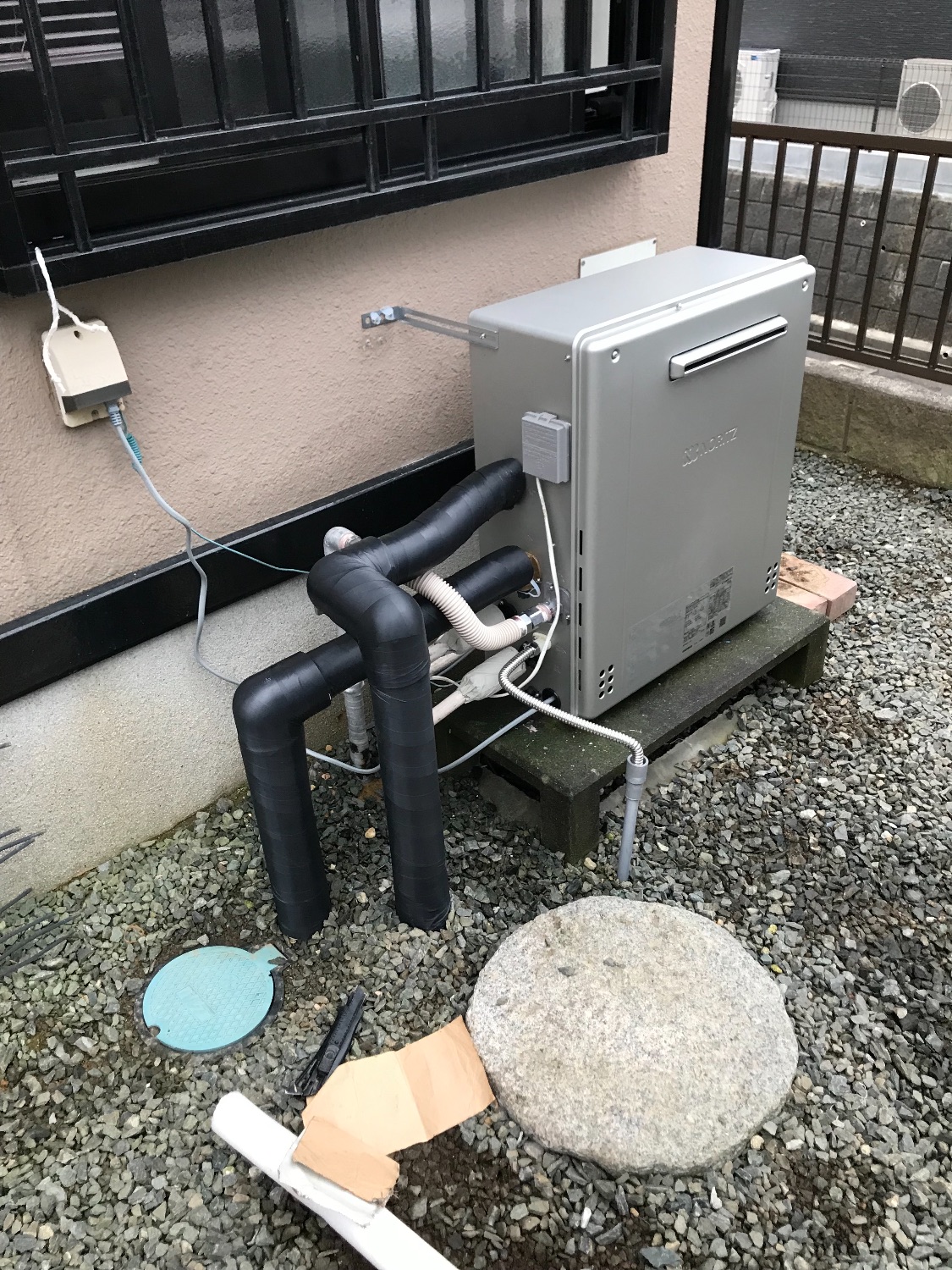 福島県いわき市ガス給湯器>ノーリツ交換工事施工事例：リンナイRFS-E2401AからノーリツGRQ-C2472A BLへの交換 | 給湯器 ...